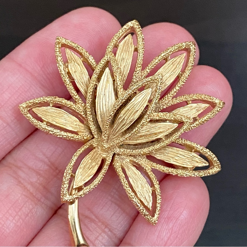 Vintage Avon Brushed Gold-Tone Flower Brooch - Gem